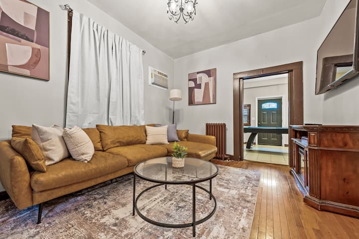 Massive Nyc House W/ Pool Table | Sleeps 12 - Yonkers, NY