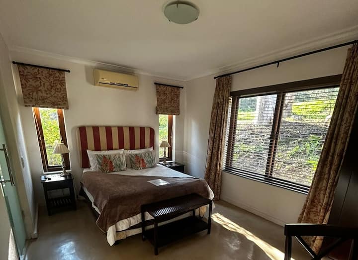 Elegant 6-bedroom Furnished Home - Paarl