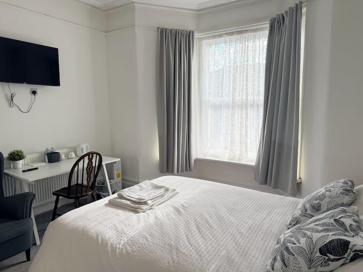 Large Double Room With Private Bathroom - Southampton