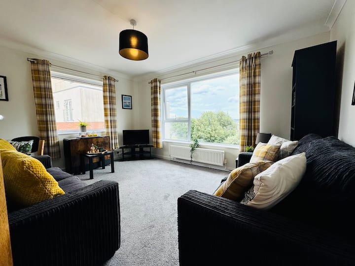 Beautiful 2 Bedroom Sea View - Free Onsite Parking - Poole