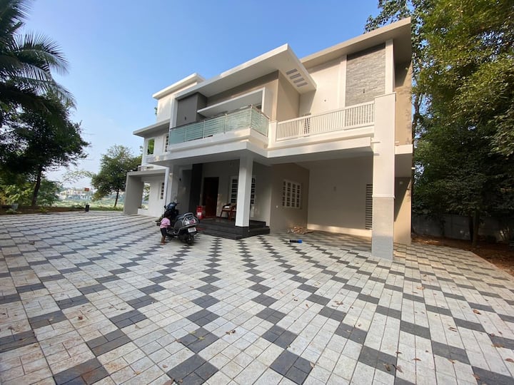 Riverside Family Stay | 5 Ensuites | Near Airport - Kerala