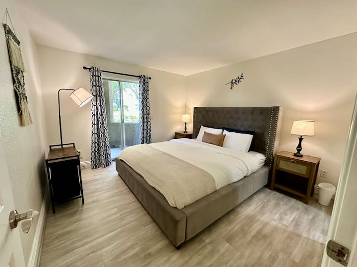 Spacious Condo *King Bed L Parking | Utilities Inc - 科洛納