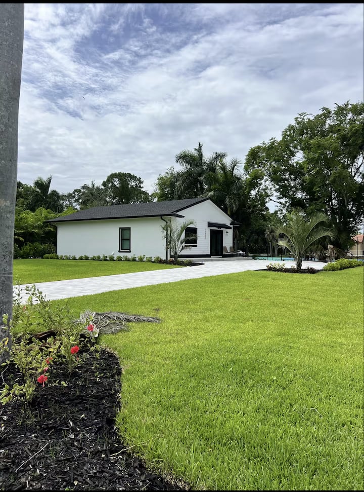 Beach Area Full Comfy Farmhouse Cottage - Cypress Lake, FL