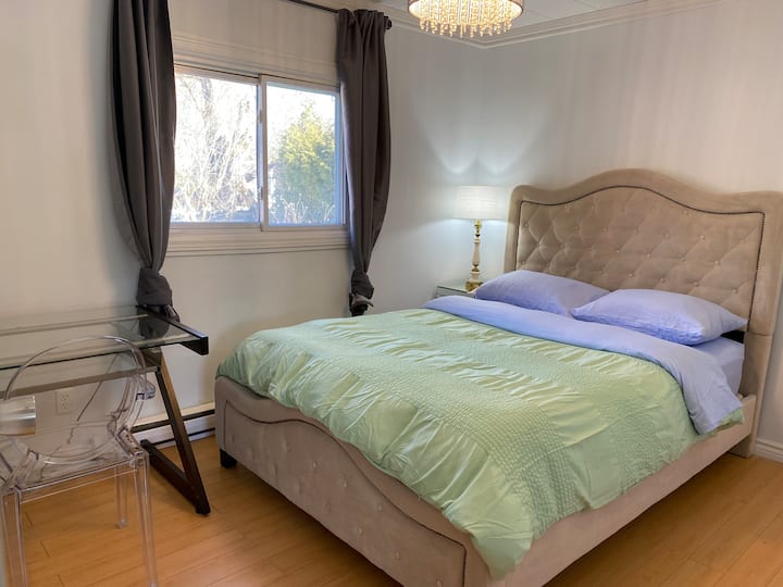 Private Large Modern Room / Desk - Whitchurch-Stouffville