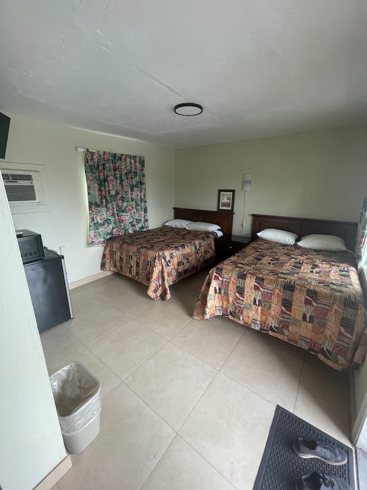 Room With 2 Queen Beds - Naples