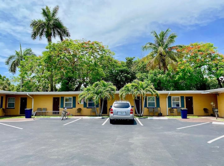 Queen Bed /3 Miles From Beach - Naples, FL