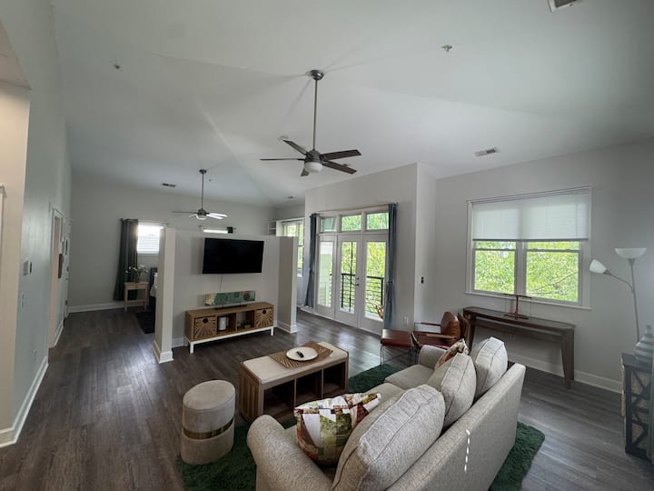 Treetop Loft Studio – Walk To Uptown Hotspots - First Ward - Charlotte