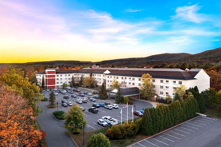 1 Bd • Berkshires Apartment • Full Kitchen/pool - Lenox, MA