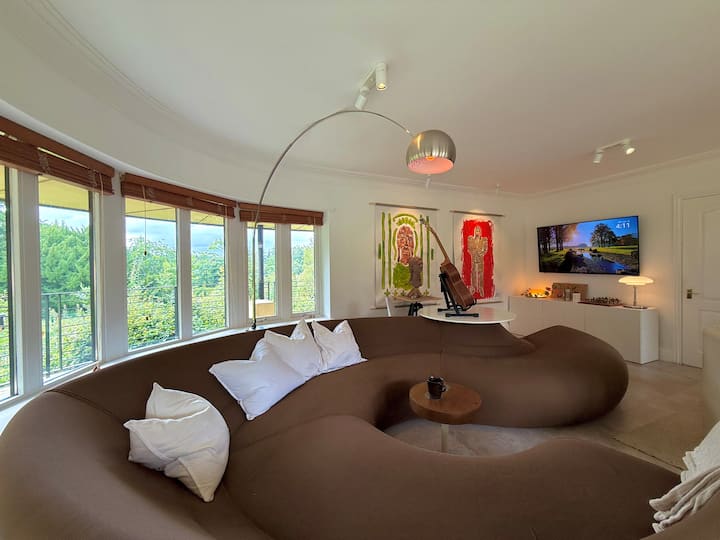 •The Curved House • Glasgow City Hidden Escape - Glasgow