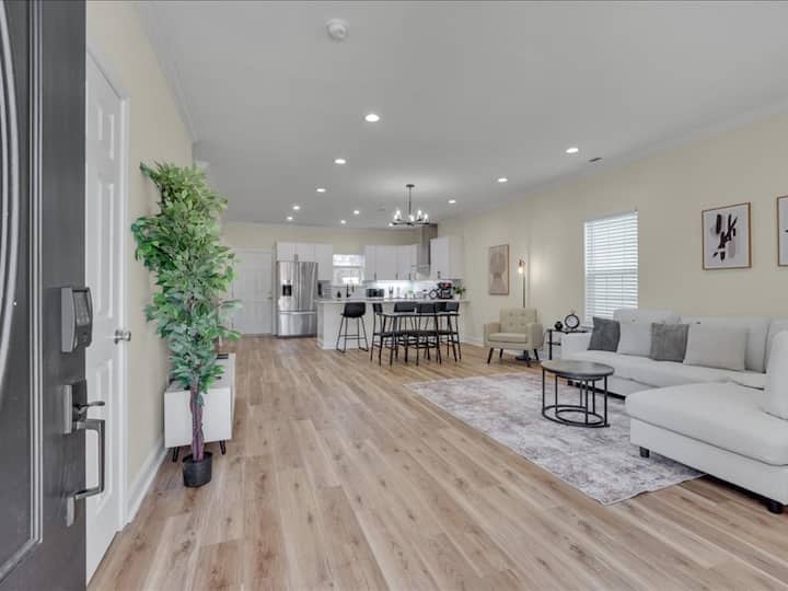 Spotless One-level Near Duke Hospital | No Carpet - Durham, NC