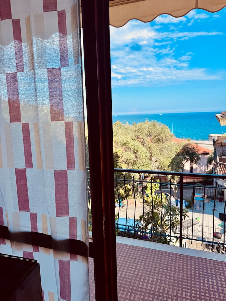Sea View Apartment With Terrace & Free Parking - San Lorenzo al Mare