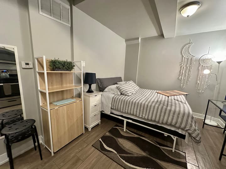 Petit Convenient Studio In Buena Park - Lincoln Square - Chicago
