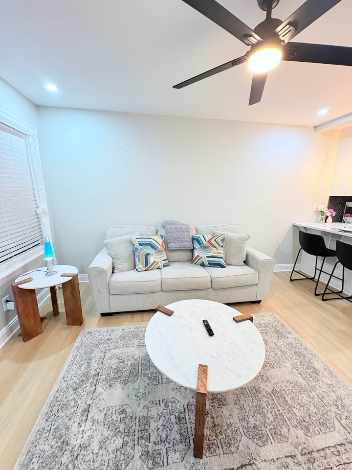 Bright & Cozy Homee - Charlotte