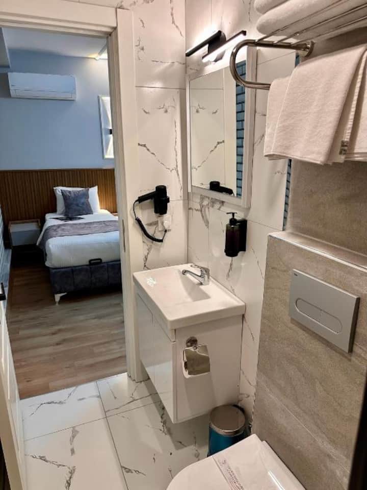 Family Balcony Room At Skymoon Hotel,10min Airport - Arnavutköy