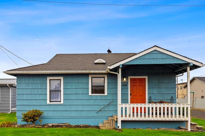 Sea Breeze Cottage – Wood Stove, Beach & Dining - Pacific City, OR