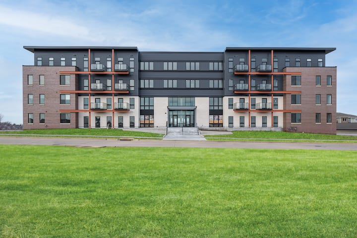 Modern Apartment With A Great View! - Cedar Falls, IA