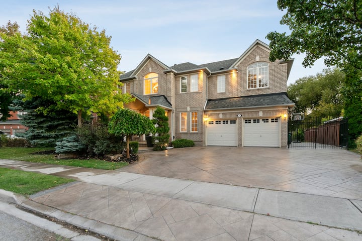 Luxury 5 + 1 Bedroom Home Located In Brampton - Brampton