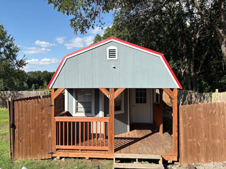 Harmonious Brown Oak Tiny Home - 맨스필드