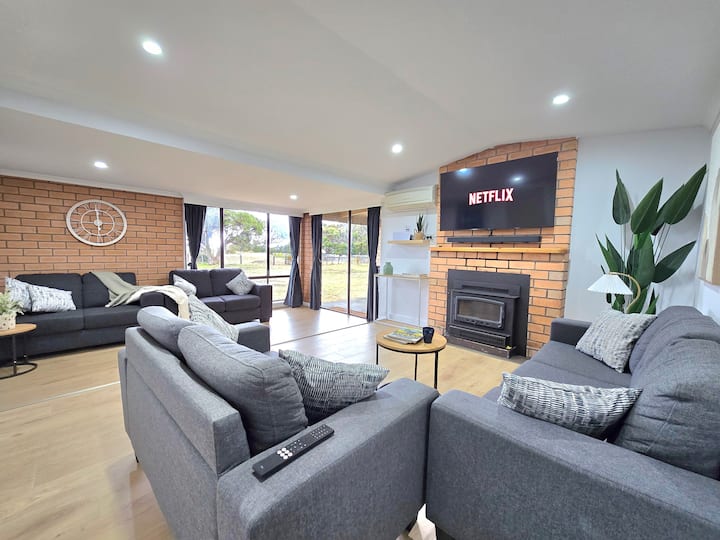 Surrounded By Water, Nature & Space To Explore. - Australia