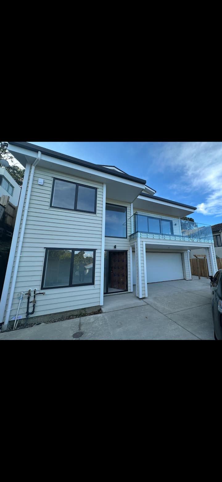 美好时光家园 坐落在奥克兰大桥边，与Sky Tower 遥遥相望，一分钟上南北高速、三分钟到市中心。 - Auckland