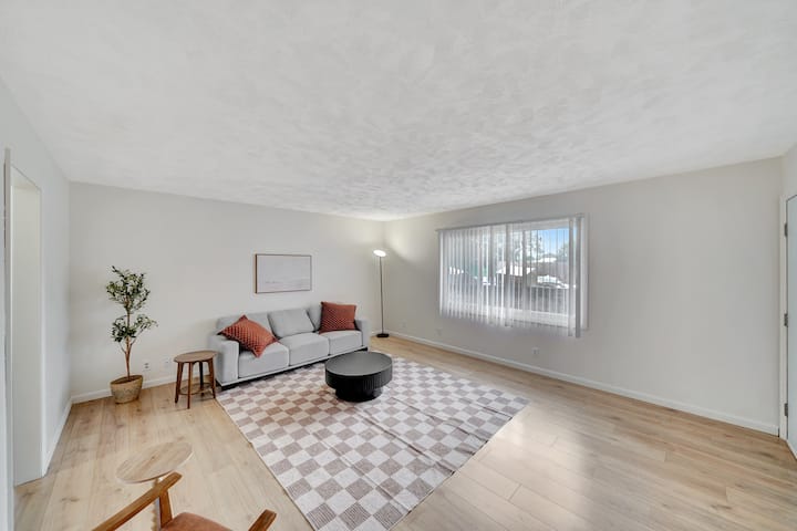 Bright & Modern Duplex - Lincoln, NE