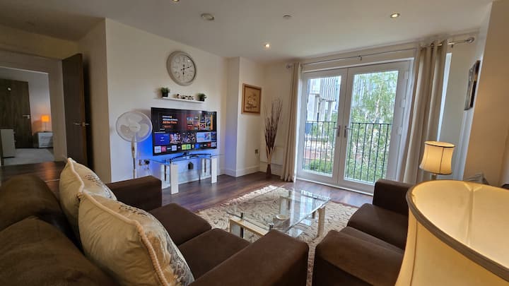 Elegant 2bd/2ba | City Centre Luxury W/ Lake View - Salford