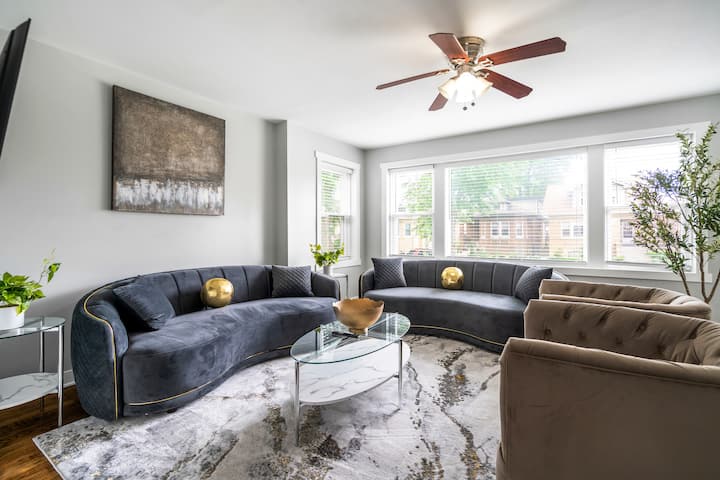 New! Beautiful 7bd Home - Sleeps 15 + 2 Car Garage - Evanston, IL