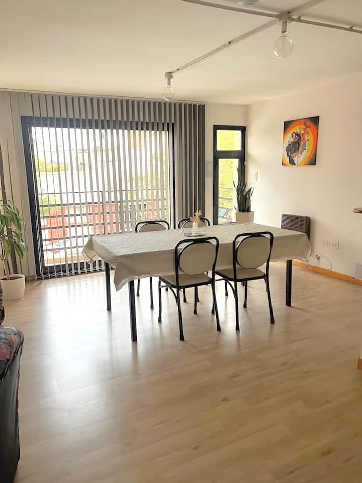 Amplio Y Luminoso Depto. C/balcón A La Calle - Villa María