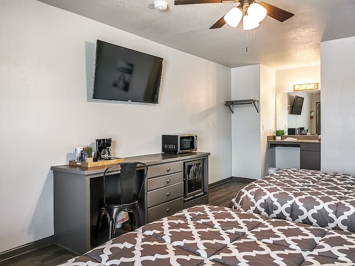 Double Queen Hotel Room - Fontana, KS