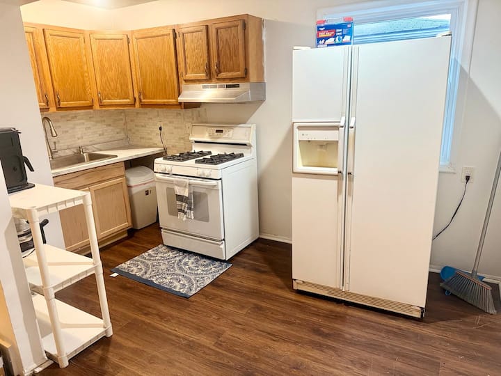 Pet-friendly 2br Duplex Unit / Private Yard - Westland, MI