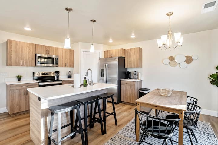 Modern 3br / 2.5 Baths, Clean, Comfy & Convenient - Kanab, UT