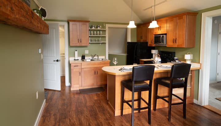 Quiet Vermont 1br W/ Workspace + Parking - Vermont