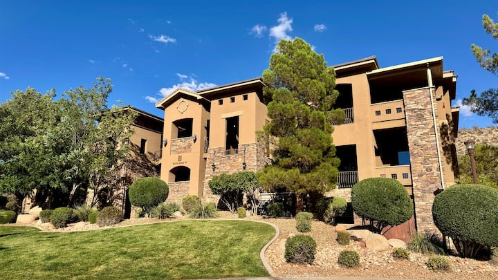 Top Floor I Pool & Hot Tub I Easy Highway Access - Sand Hollow State Park, UT