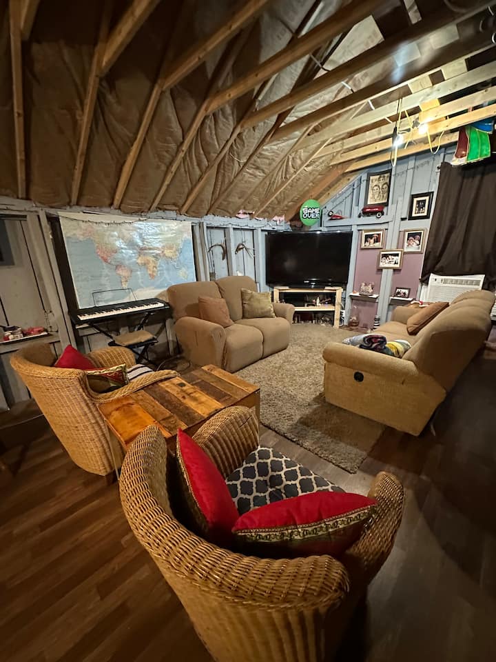 Comfy Get Away With In Home Fun! - Fredonia, NY