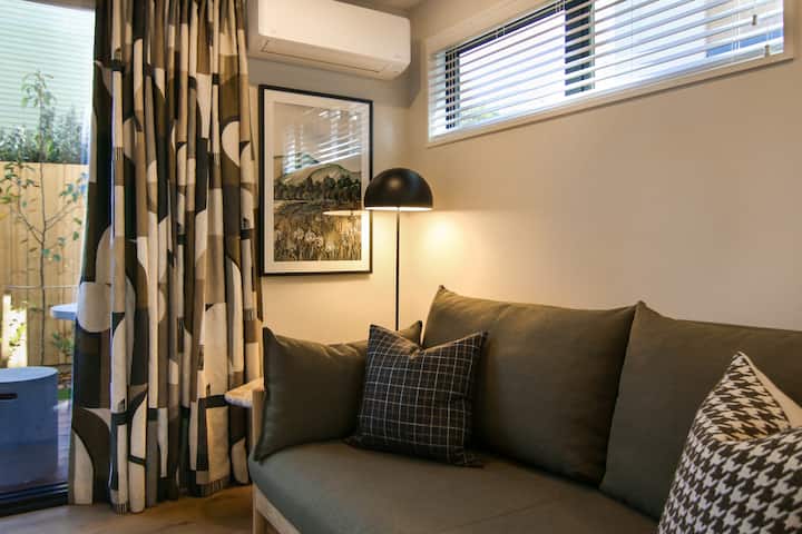 Sadie's Stay, King Bed, Small Dog Friendly - New Zealand