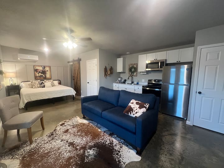 Cozy King Studio By The Lake! - Clarksville, AR