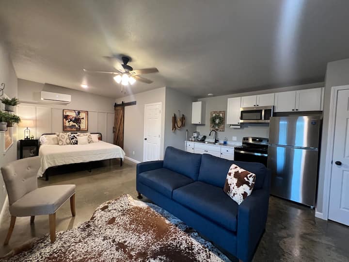 Cozy King Studio By The Lake! - Clarksville, AR