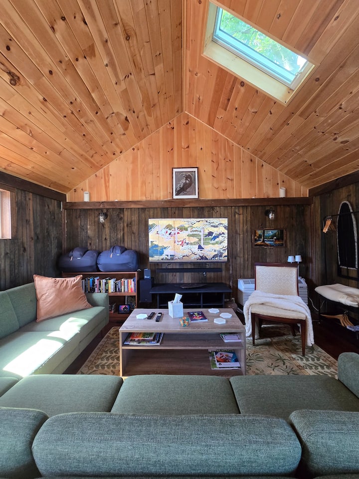 Crow's Nest Loft: Cozy, Rustic Apt W Large Deck - Grandview Vineyard, Mount Joy