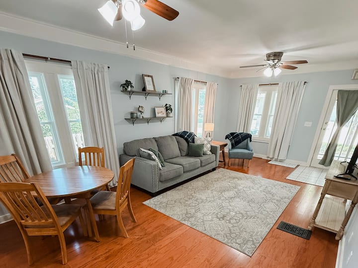 Cf Home Between Downtown & Uni - Cedar Falls, IA