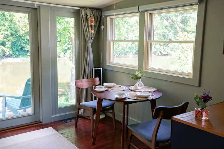 Riverfront Getaway• Peaceful Retreat In The City - Indianápolis, IN