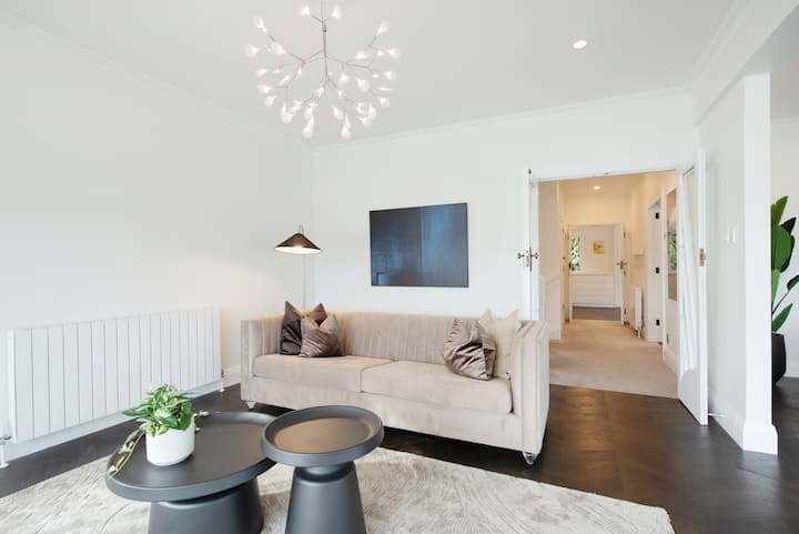 Expansive Seascape Beauty With Magnificent Views - Wellington