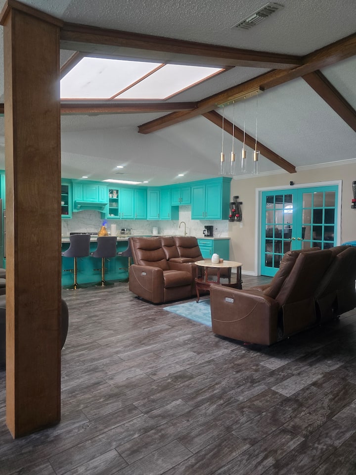 5br/3ba Home – 2 Blocks From Beach, Ada Accessible - Galveston, TX