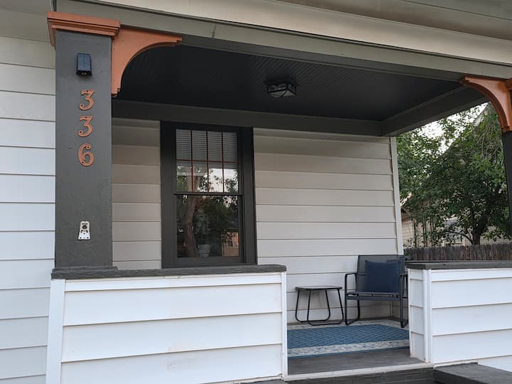 Cozy Hospital Bungalow Apt A - Evansville, WY