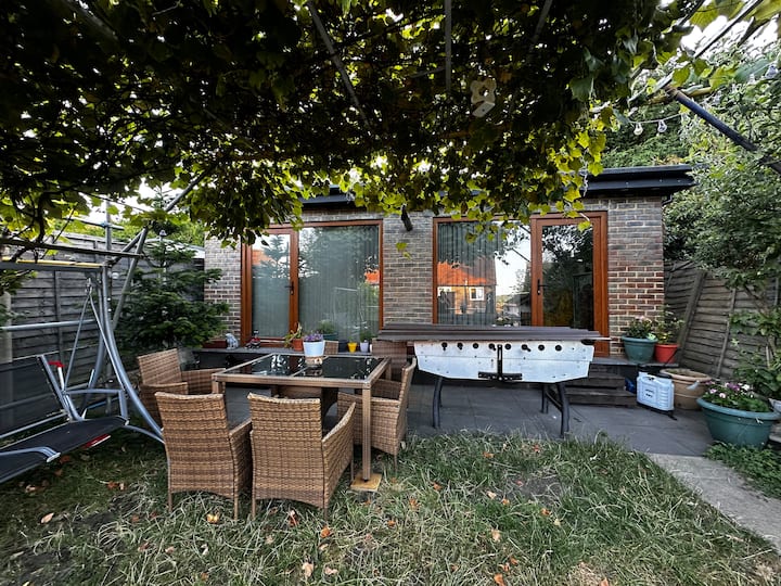 Fun Creative Garden House - Cockfosters