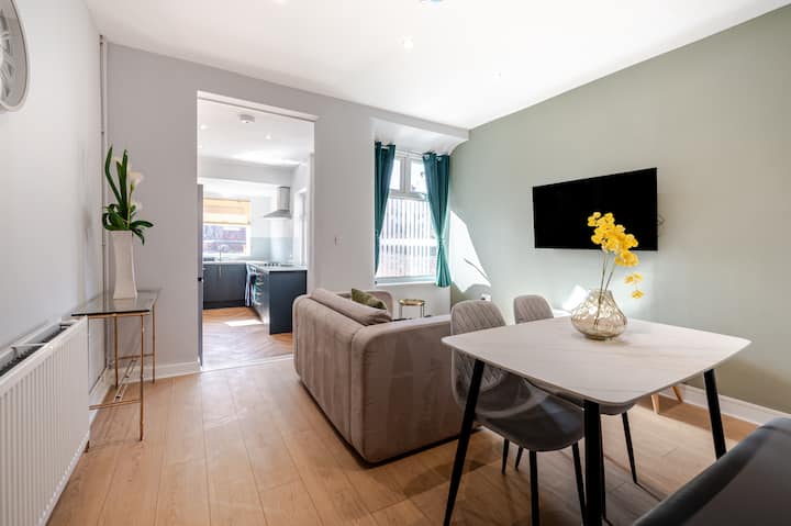 Lewis Suites-modern 3-bed Home For Family & Groups - Crewe