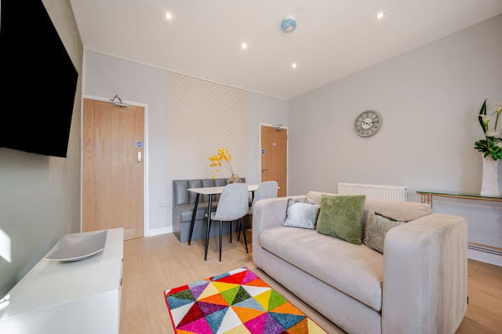 Lewis Suites-modern 3-bed Home For Family & Groups - Crewe