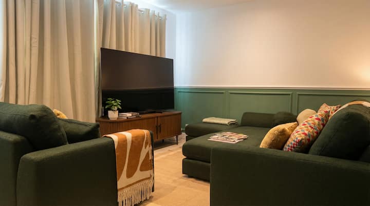 Quiet Luxe Flat | Free Parking | Self Check-in - Romford