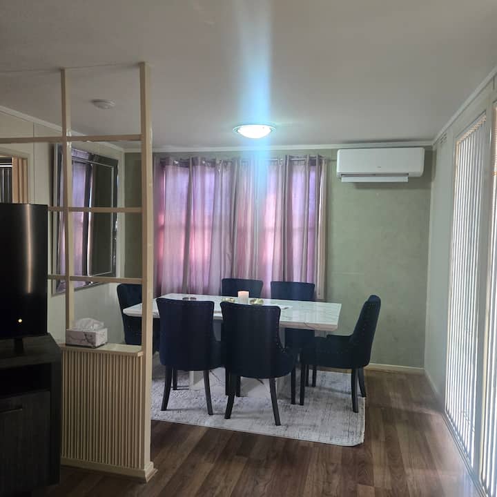 Cozy 3-bedroom Retreat
Fireplace & Fenced Yard - Lithgow