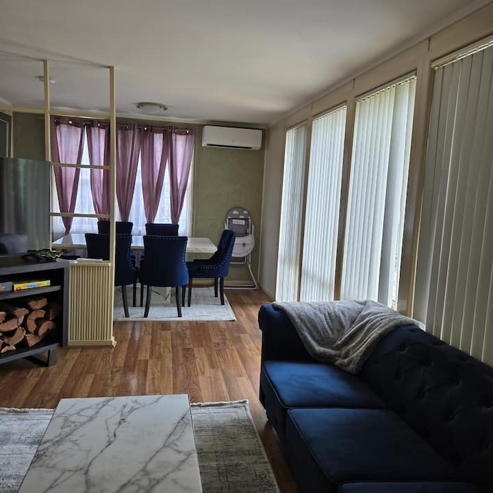 Cozy 3-bedroom Retreat
Fireplace & Fenced Yard - Lithgow