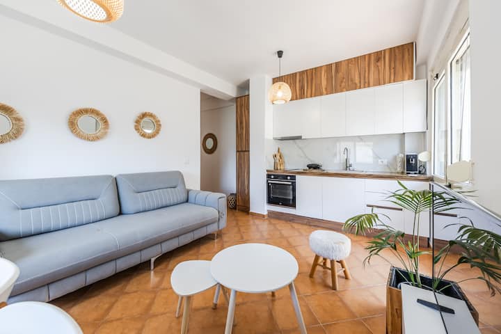 Sunny Balcony Stay | Walk To Golem Beach - Golem